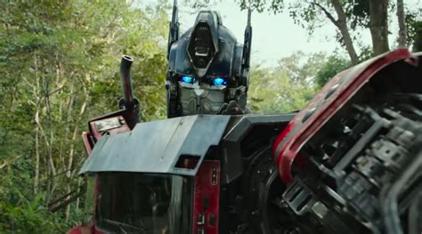 В первом тизере фильма «Трансформеры Восхождение Звероботов вернулись Оптимус Прайм и Бамблби