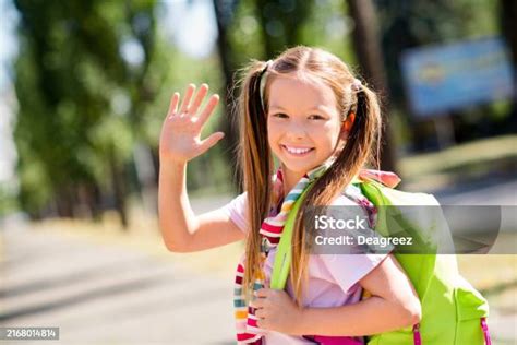 포니 테일 예쁜 작은 소녀 배낭 웨이브 손 안녕하세요 입고 유행 옷 초등학생 산책 공원의 사진 초상화 여름에 대한 스톡 사진 및 기타 이미지 Istock