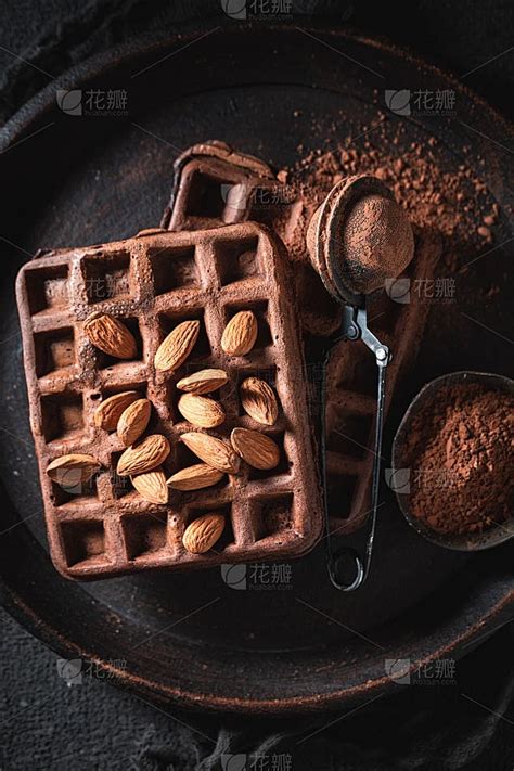 黑色的桌子上放着可可和坚果做的华夫饼素材 花瓣网