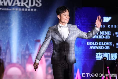 李凱威奪金手套喊「明年我的電話沒有變」 王威晨接哏引爆笑 Ettoday運動雲 Ettoday新聞雲