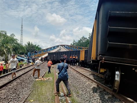 Satu Pekerja Crane Girder Flyover Di Perlintasan Kereta Api Bantaian