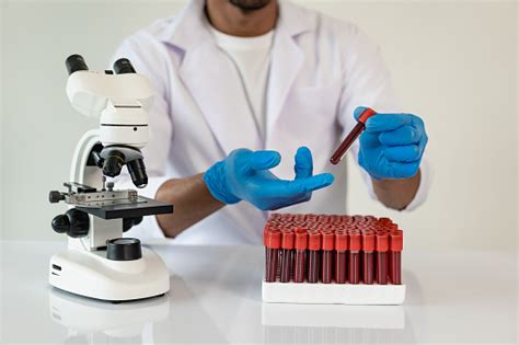 실험실 시험관 화학 실험실에서 현미경으로 작업하기 위해 보호 마스크를 착용한 아시아 과학자 개발 및 연구 Experimental