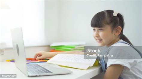 행복한 젊은 웃는 아이 소녀 컴퓨터 노트북 노트북 장치를 온라인으로 집에서 공부하는 아시아 태국 여성의 초상화 사람들의 생활