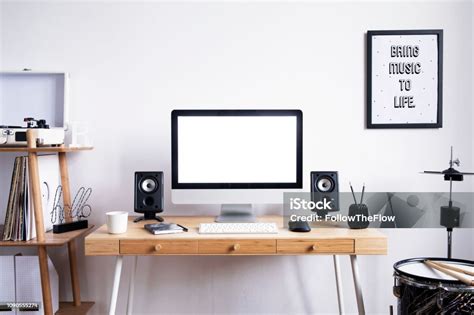 Interior Skandinavia Meja Kreatif Rumah Dengan Layar Komputer Mock Up
