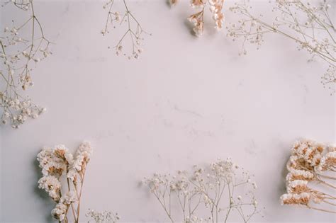 우아한 꽃 프레임 테두리 와 백색 꽃 분지 와 백색 대리석 배경 바탕에 있는 초대장 인사말 카드 공간을 복사하고 템플릿을 모형으로 만듭니다 플랫 레이 평면도 최소한의 구성