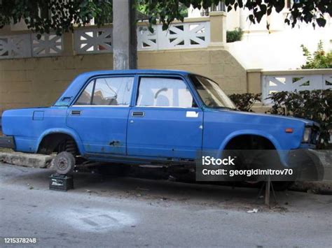 아바나 쿠바의 메인 스트리트에 주차 된 미국 컨버터블 빈티지 자동차 0명에 대한 스톡 사진 및 기타 이미지 0명 거리 건물 외관 Istock