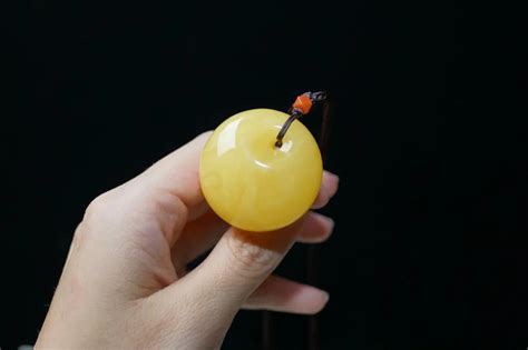 琥珀蜜蜡有松香味吗 琥珀蜜蜡鉴定 Derier钻戒官网