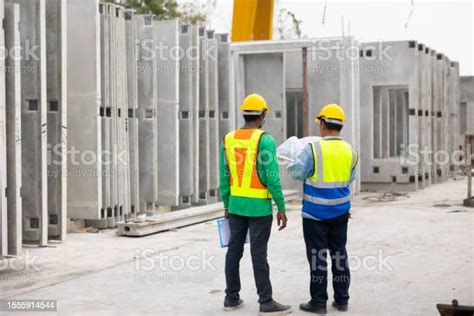 뒤 Viewconstruction 청사진 종이 아시아계 인도 건설 건축가 엔지니어링 남자와 안전 안전모의 선임 노동자는 조립식