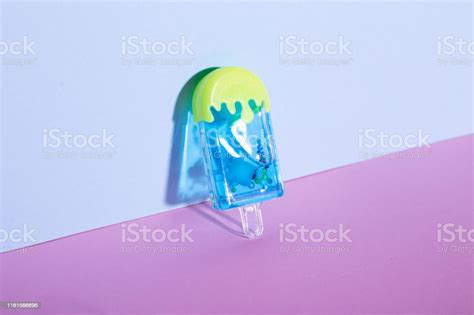 파스텔 블루 핑크 배경에 다채로운 아이스크림입니다 최소한의 여름 개념 개념에 대한 스톡 사진 및 기타 이미지 개념 냉동된 냉동식품 Istock