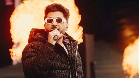 Pakistani Singer Bilal Saeed Throws Mic At Fans During Live Performance