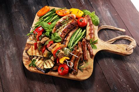 맛 있는 구운 고기와 야채를 곁들인 바베 큐 야채와 함께 꼬치에 구운 돼지고기 쉬 시 또는 케밥 음식 배경 Shashlik 0