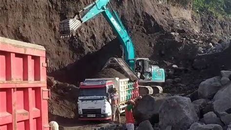 A Kobelco Sk200 Excavator Dump Truk Loading Sand Youtube