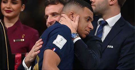 جدل بشأن مواساة ماكرون لمبابي وعناق اللاعب لأمير قطر
