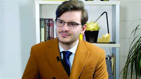 Атанас Радев политолог председател на Националния младежки форум пред Труд News Разпадът