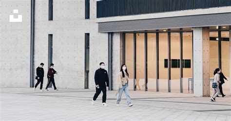 낮에 건물 근처 거리를 걷는 사람들 사진 Unsplash의 무료 건물 이미지
