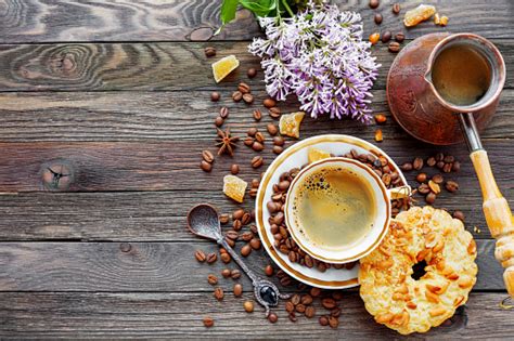 素朴な木の背景にコーヒーのカップと Cezve ます お茶の時間のストックフォトや画像を多数ご用意 お茶の時間 アニス カップ