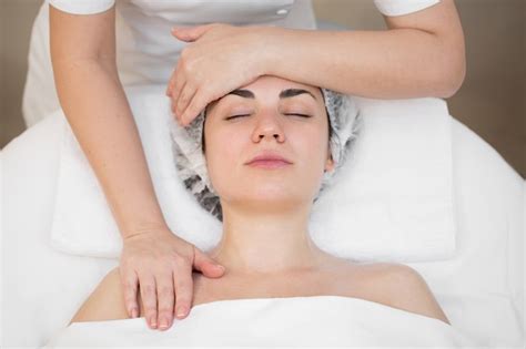 Esteticista Hace Un Masaje Profesional A Una Joven Foto Premium