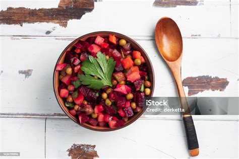 비트 뿌리와 삶은 야채 전통 러시아 수제 샐러드비네그레트 나무 소박한 배경 복사 공간 비네그레트 드레싱에 대한 스톡 사진 및 기타 이미지 Istock