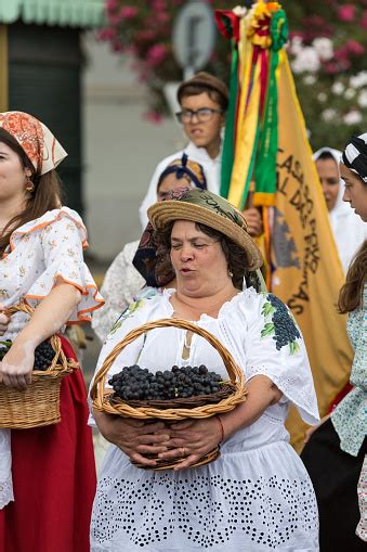 푼 샬의 마데이라 와인 축제의 전통 의상 Durnig 역사 및 민속 퍼레이드에 사람 9월에 대한 스톡 사진 및 기타 이미지