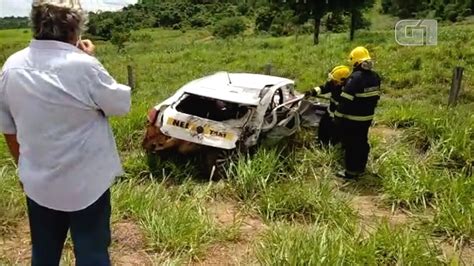 Taxista morre e fica preso às ferragens após carro e caminhão baterem