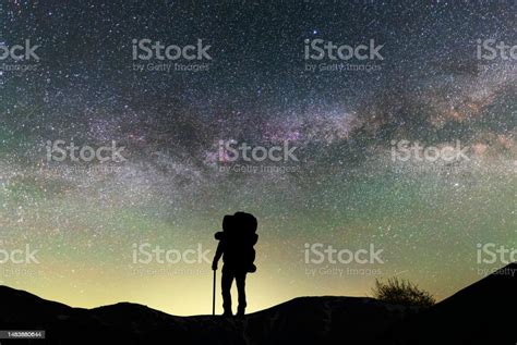 환상의 풍경 언덕 위에 서 있는 등산객의 실루엣 은하수 배경 0명에 대한 스톡 사진 및 기타 이미지 0명 과학 구름
