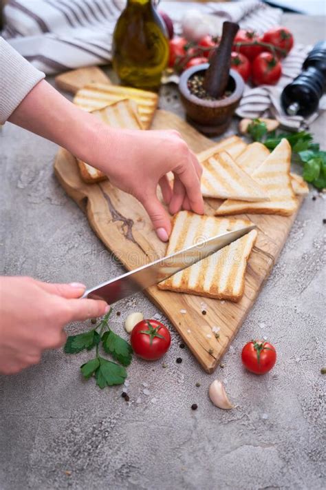 Rebanadas De Pan Tostado A La Mitad En Tablero De Madera Para El
