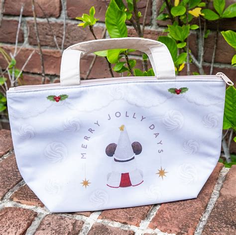 大きなキャンディを持ったリルリンリン！東京ディズニーリゾート“ディズニー・クリスマス2024”スーベニアランチケース