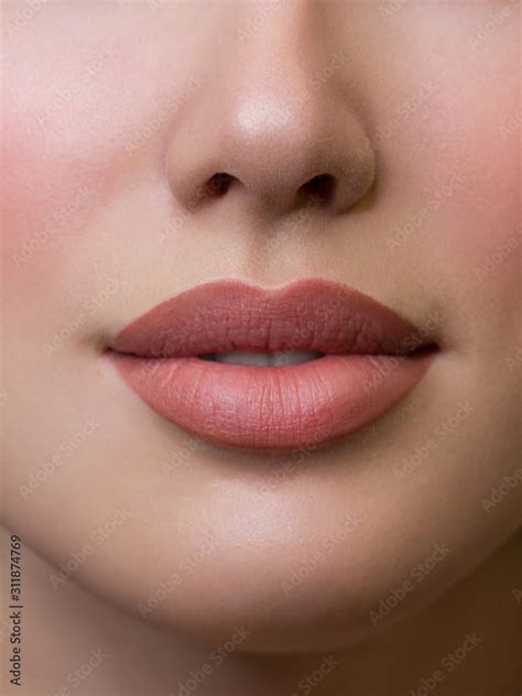 Foto De Sexual Full Lips Natural Gloss Of Lips And Womans Skin The