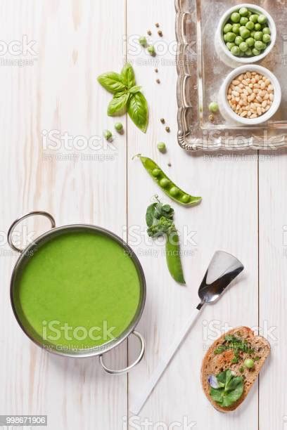 향신료 소나무 견과류와 구운된 Ciabatta 빵 집에서 만든 신선한 녹색 완두콩 크림 수프 흰색 나무 배경 위에서 근접 보기 건강한 식생활에 대한 스톡 사진 및 기타
