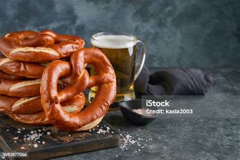 옥토버페스트 컨셉 카드 오래된 짙은 검은색 소박한 배경에 맥주병 머그잔이 있는 전통적인 바이에른 프레즐 10 월 축제에 딱