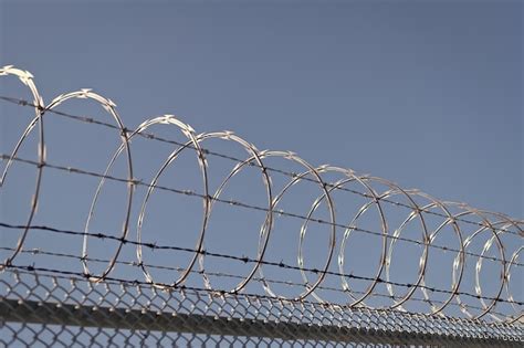 Mur De Prison Mur De Prison Hautement Protégé Avec Clôture En Fil De