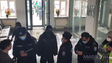 Алтан тариа компани юуны учир Украйны далбааг өлгөв