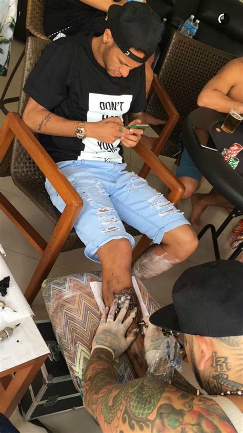 Que Deus me abençoe Neymar tatua a perna durante folga do Barcelona