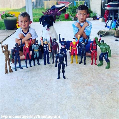 Niños Del Mundo Rinden Homenaje A Black Panther Con Sus Muñecos En