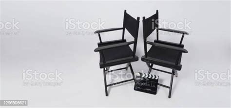 두 명의 흑인 감독 의자와 클래퍼 보드는 흰색 배경에 비디오 제작 또는 영화 및 영화 산업에서 사용합니다 0명에 대한 스톡 사진