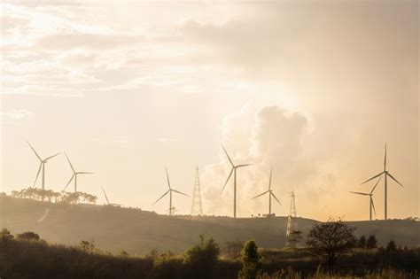 탄소 배출을 줄이기 위한 깨끗하고 재생 가능한 에너지 개념 아침에 산 하늘 구름 배경에서 전기를 생성하는 풍력 터빈 연료 및 전력 생산에 대한 스톡 사진 및 기타 이미지