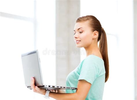 Tjej Med Inlärningsmöjligheter Online Hemma Hos En Bärbar Dator