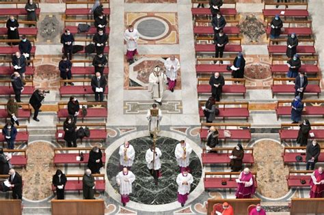 El Papa En La Epifanía Quien No Adora A Dios Adora Al Diablo