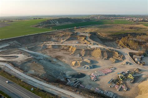 굴삭기와 덤프 트럭건설 산업을 위한 사암 자재의 오픈 피트 광산의 공중 보기 유용한 광물 개념의 광업 및 생산에 중장비 광물질에 대한 스톡 사진 및 기타 이미지 Istock