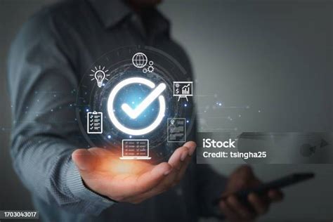 손은 품질 관리 보증 제품 및 서비스에 대한 최고의 서비스 품질 보증의 표시를 보여줍니다 Iso 인증 및 표준화 개념 비즈니스 표준 관리 기술 가상현실에 대한 스톡 사진 및