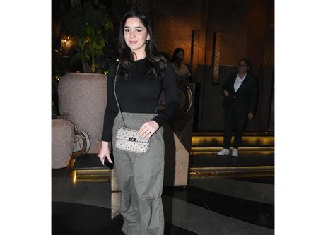 Sara Tendulkar Looks Classy In Her Chic And Sporty Look Flaunts Her Infectious Smile View Pics