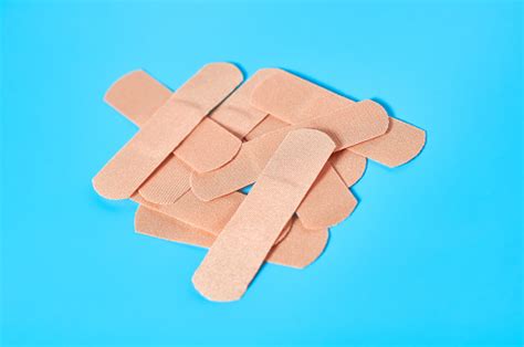 파란색 배경에 끈적 끈적한 의료 패치의 힙 헬스케어 개념 0명에 대한 스톡 사진 및 기타 이미지 0명 갈색 개인 장식품