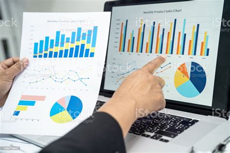 현대 사무실 재무 및 비즈니스 개념에서 차트 그래프 및 계산기로 재무 보고서 프로젝트 회계를 작업하고 분석하는 아시아 회계사 경제에 대한 스톡 사진 및 기타 이미지 Istock