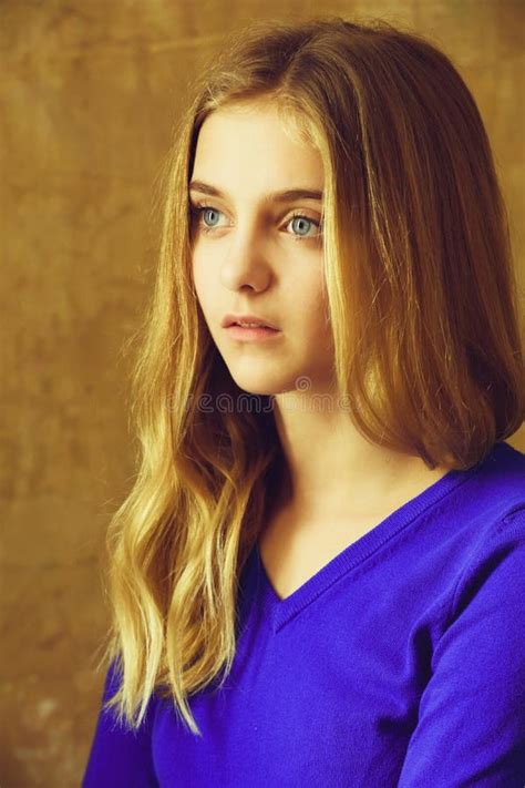 H Bsches M Dchen Mit Dem Langen Blonden Haar Im Blauen Trikot Stockbild Bild Von Sch N