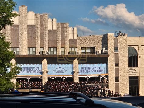 מסע הלויה פון הגאון רבי שמעי גרינבוים זצל אין קרית יואל א בליק לייוו