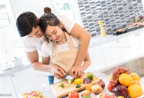 젊은 아시아 남자와 여 자가 함께 절단 조각 야채 부엌 방 및 홈 로맨틱 실내 달콤한 각 샐러드와 과일로 저녁 식사 메뉴에 대 한 식품을 만드는 부부 행복 2명에 대한 스톡