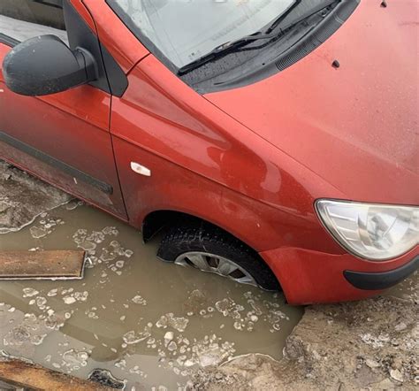 В Белых Берегах иномарка провалилась в огромную яму