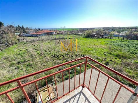 Съвременна двуетажна къща с 3 спални 2 бани и огромен двор находяща в село Трояново общи