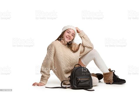 세련 된 청바지 옷을 입고 카메라를 바라보 고 웃는 귀여운 작은 꼬마의 전체 길이 초상화 가방에 대한 스톡 사진 및 기타 이미지