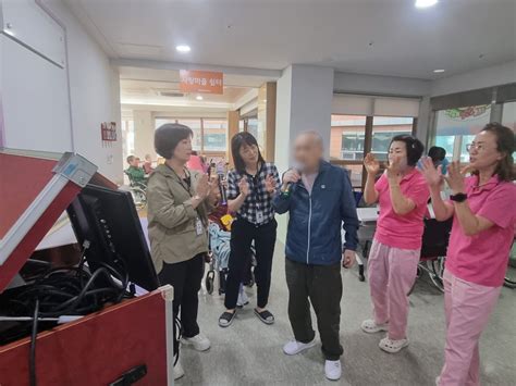 2023년 10월 노인의 날 기념 행사 가을만 익느냐 통닭도 익는다 장터체험 미래앨범 미래복지요양센터